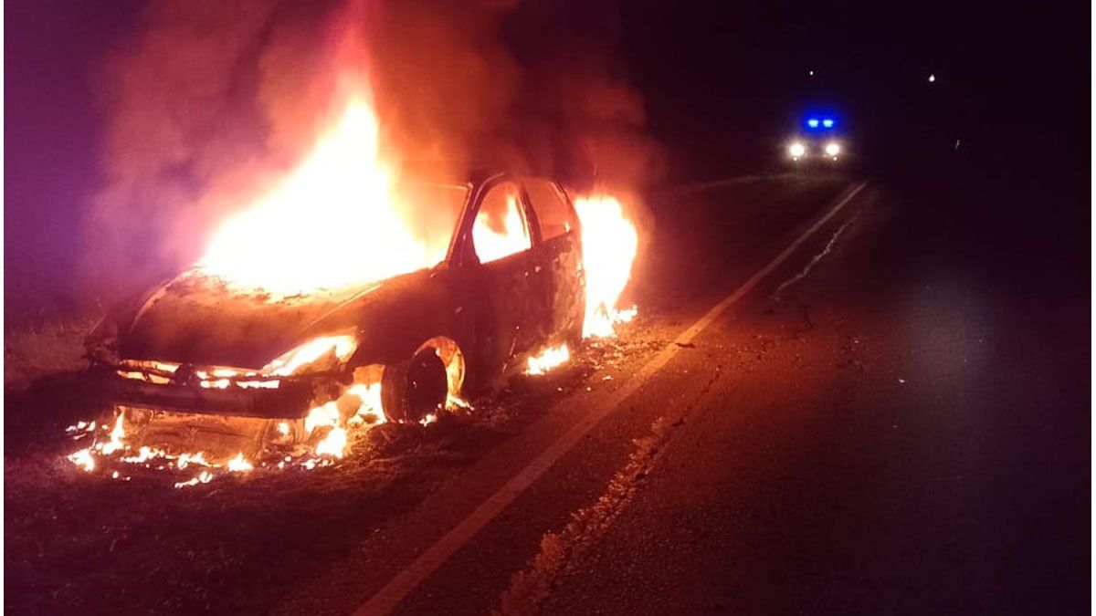 Victoria: un auto fue consumido por el fuego en la ruta