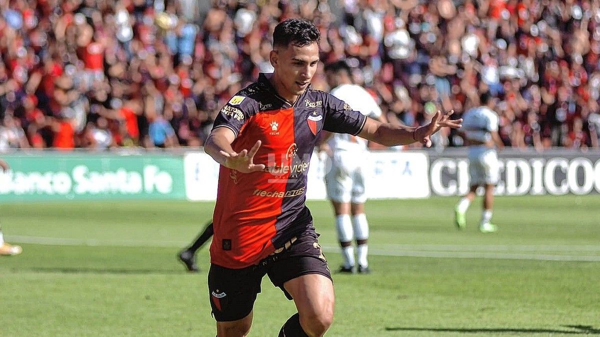 Eric Meza extendió su contrato con Colón