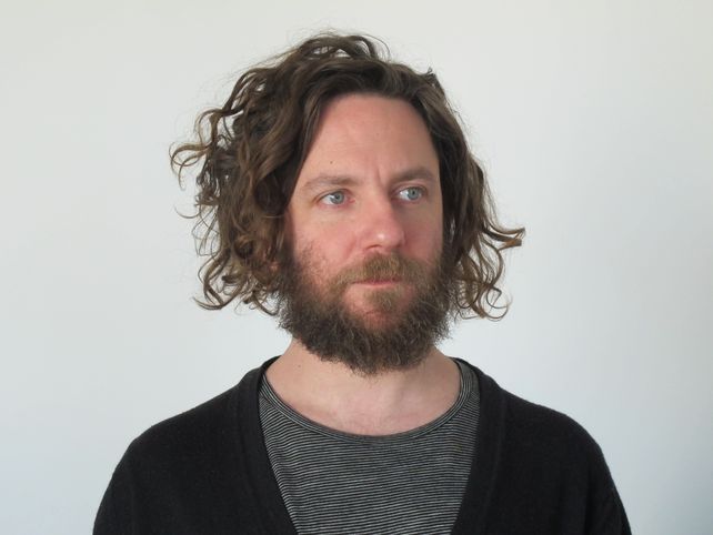 Una niña y un lápiz