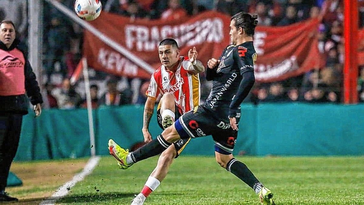 Estudiantes (BA) e Instituto juegan la primera final