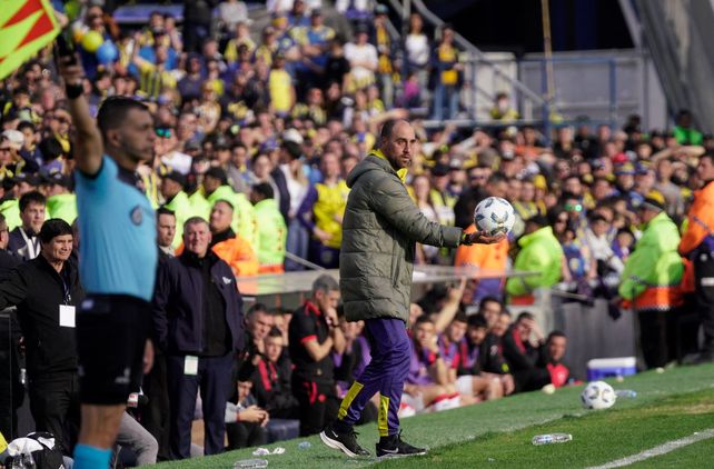 Central: Jorge Almirón ya es uno más en el grupo de los técnicos ...