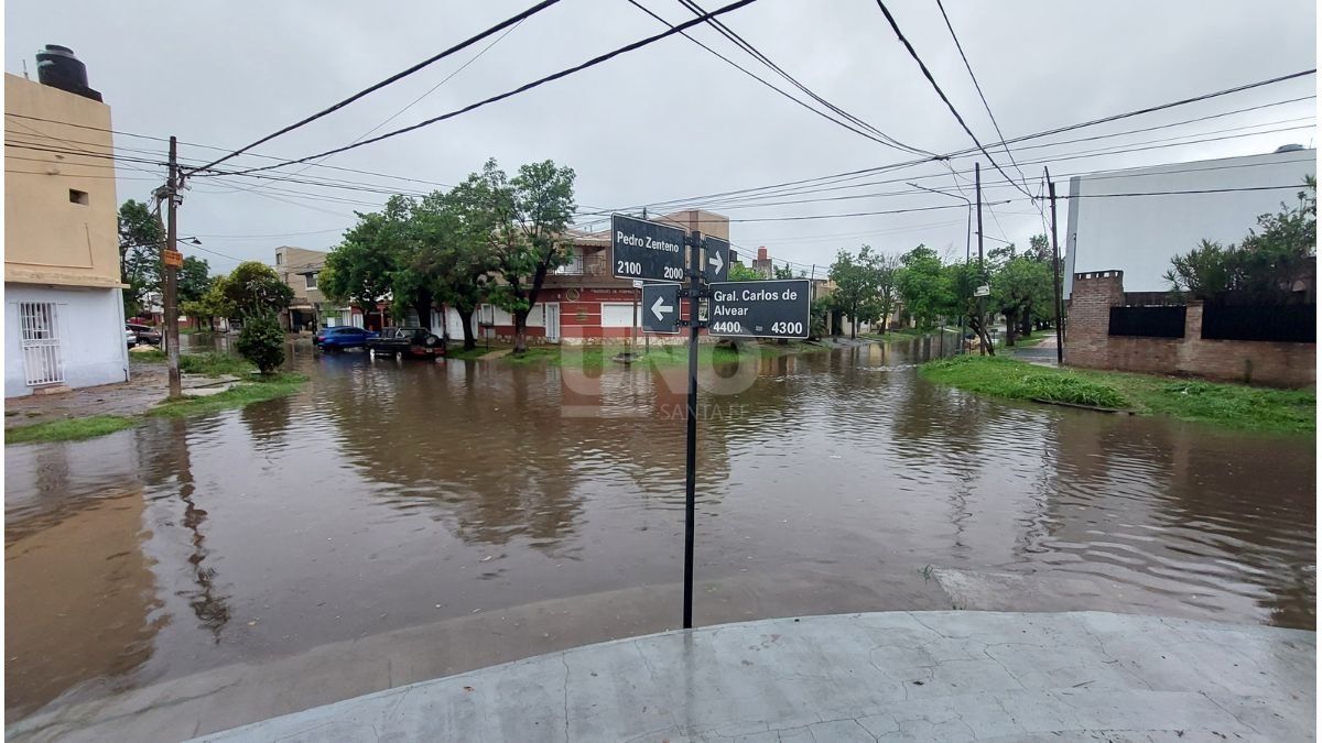 El agua de la lluvia entró a las casas de barrio Alvear: Es la cuarta vez en ocho años que nos ...