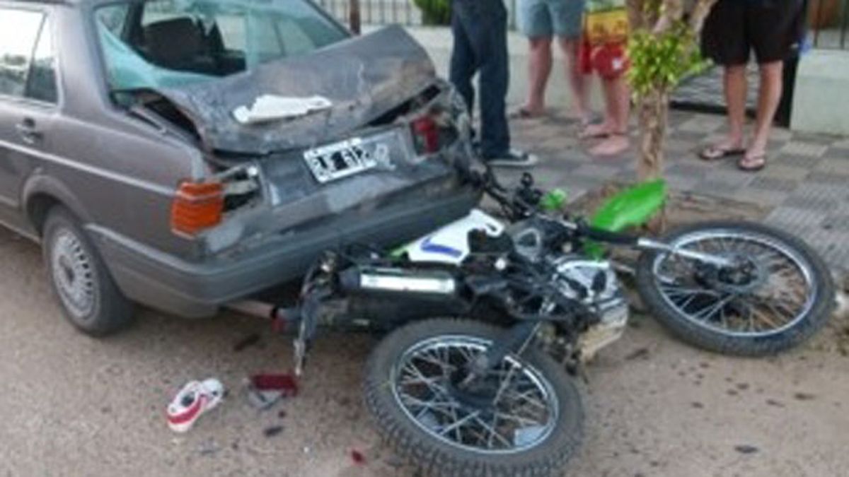 Joven motociclista está grave luego de ser embestido y arrastrado