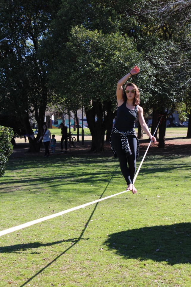 Qué es el slackline, la actividad que practica un centenar de rosarinos