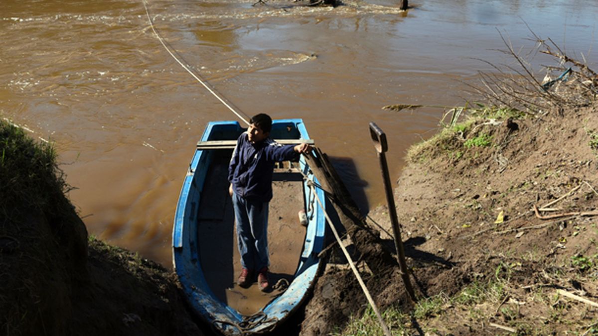 Alexis, el chico de Oliveros que desde su canoa sueña con volver a estudiar