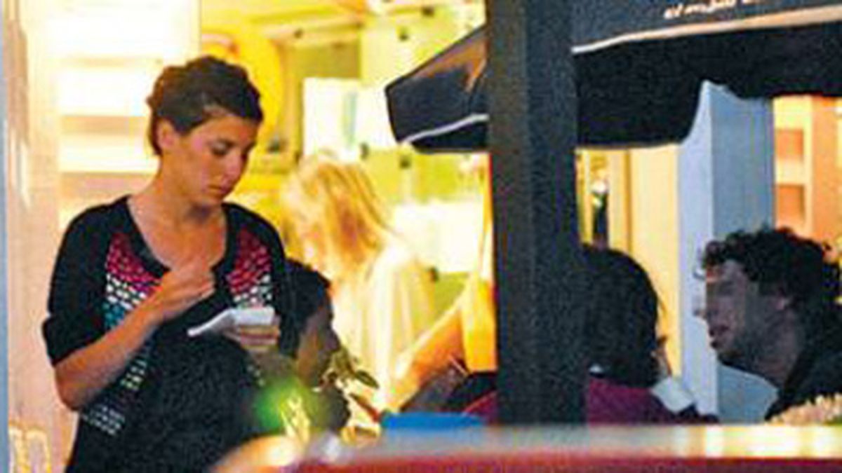 De millonaria a simple empleada: la hija de Macri trabaja de moza en ...