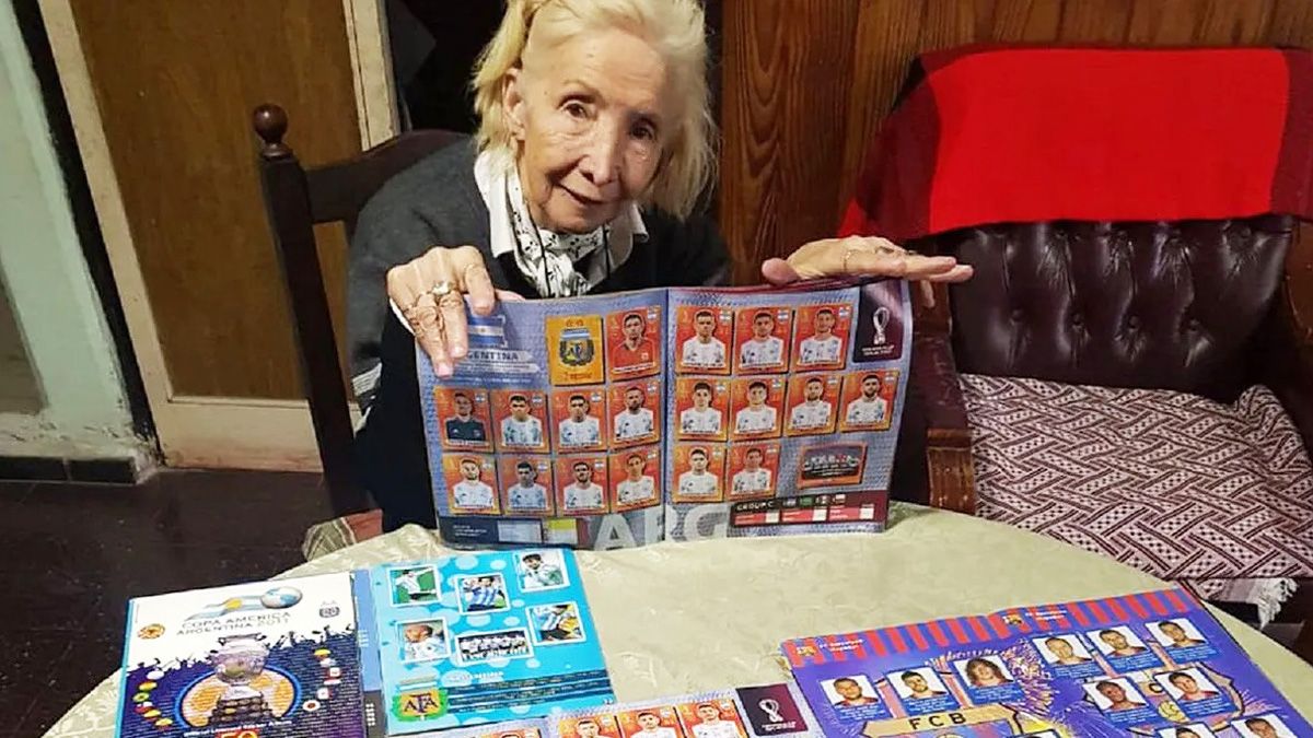 Jubilada ya llenó dos álbumes Panini Qatar 2022