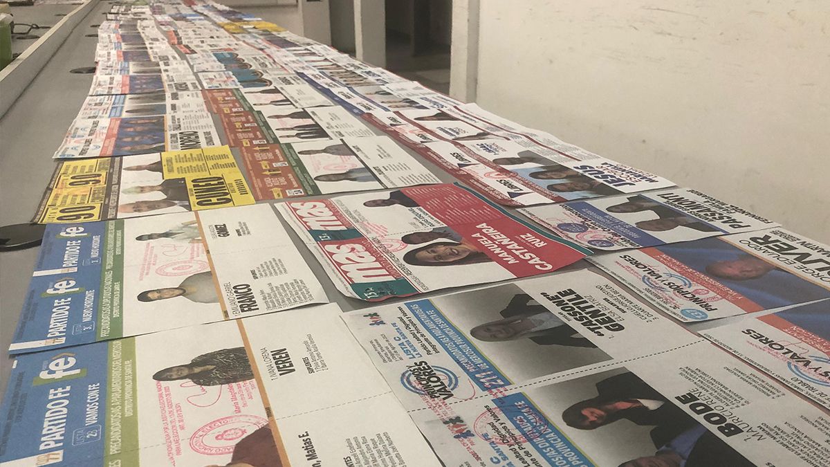 Más de 15 metros de boletas: la marea de candidatos en Santa Fe que ...