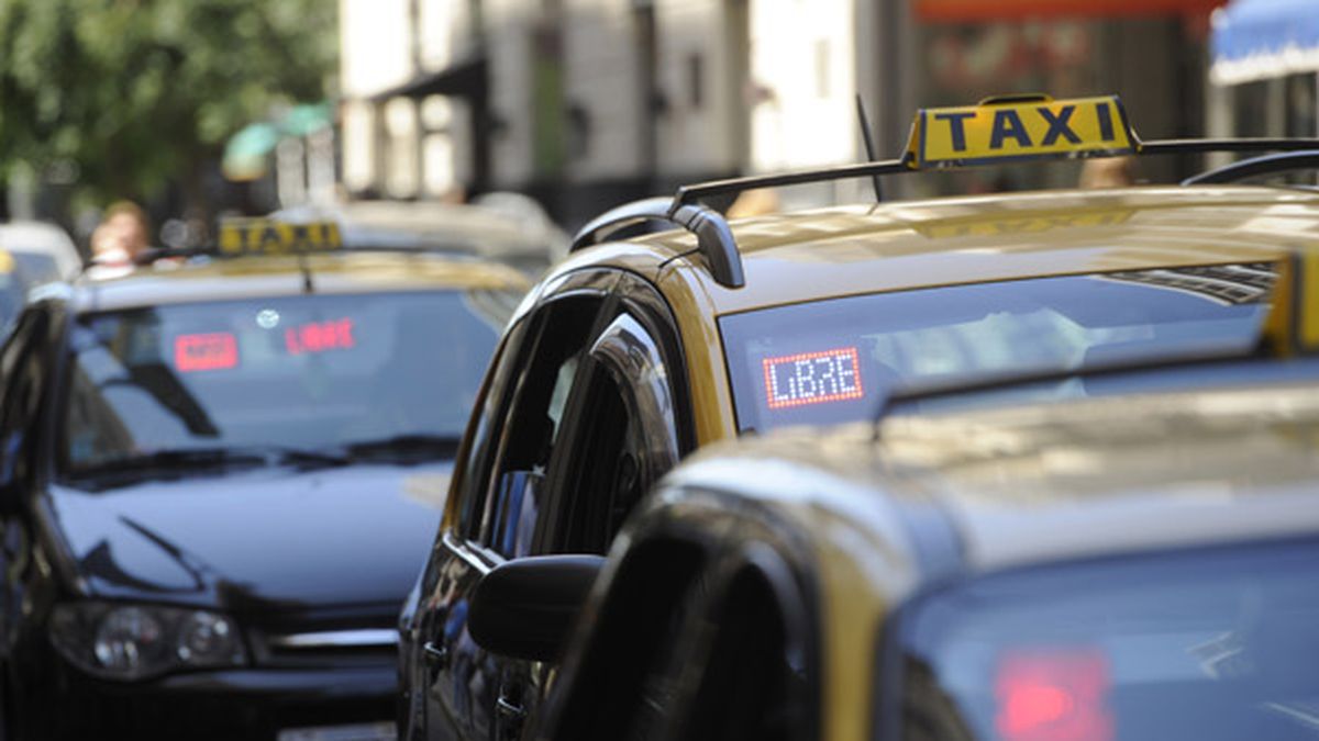 Apuran reuniones para evitar el paro nocturno del servicio de taxis