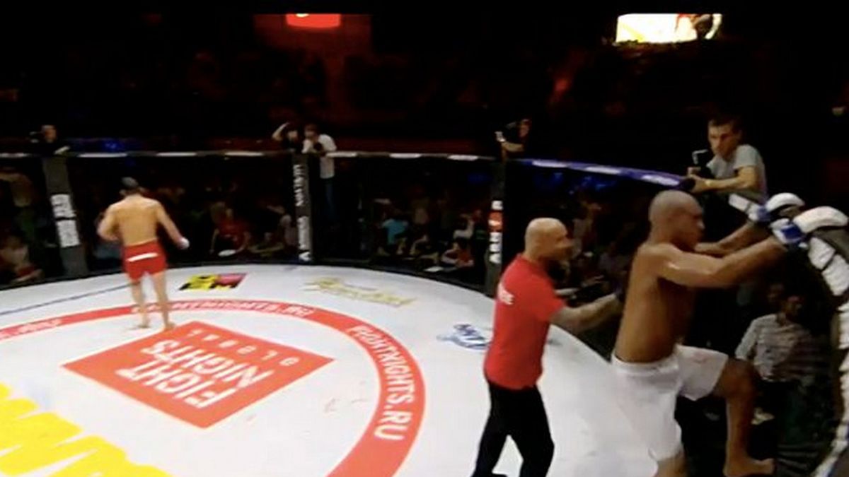 Le Mordió La Oreja A Su Rival Y Huyó Indignado Del Ring