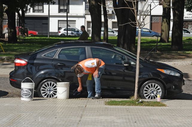 Cuidacoches: qué esconde el método de levantar los limpiaparabrisas a los autos estacionados