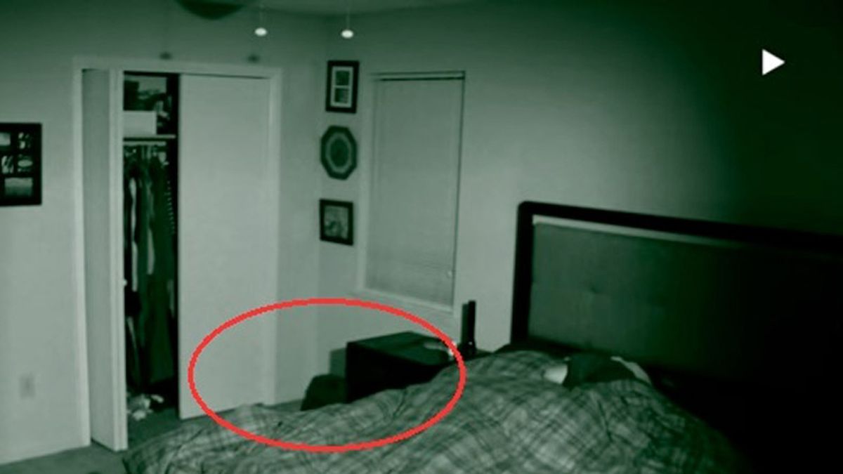 Filmaron su cuarto de noche y vieron algo aterrador