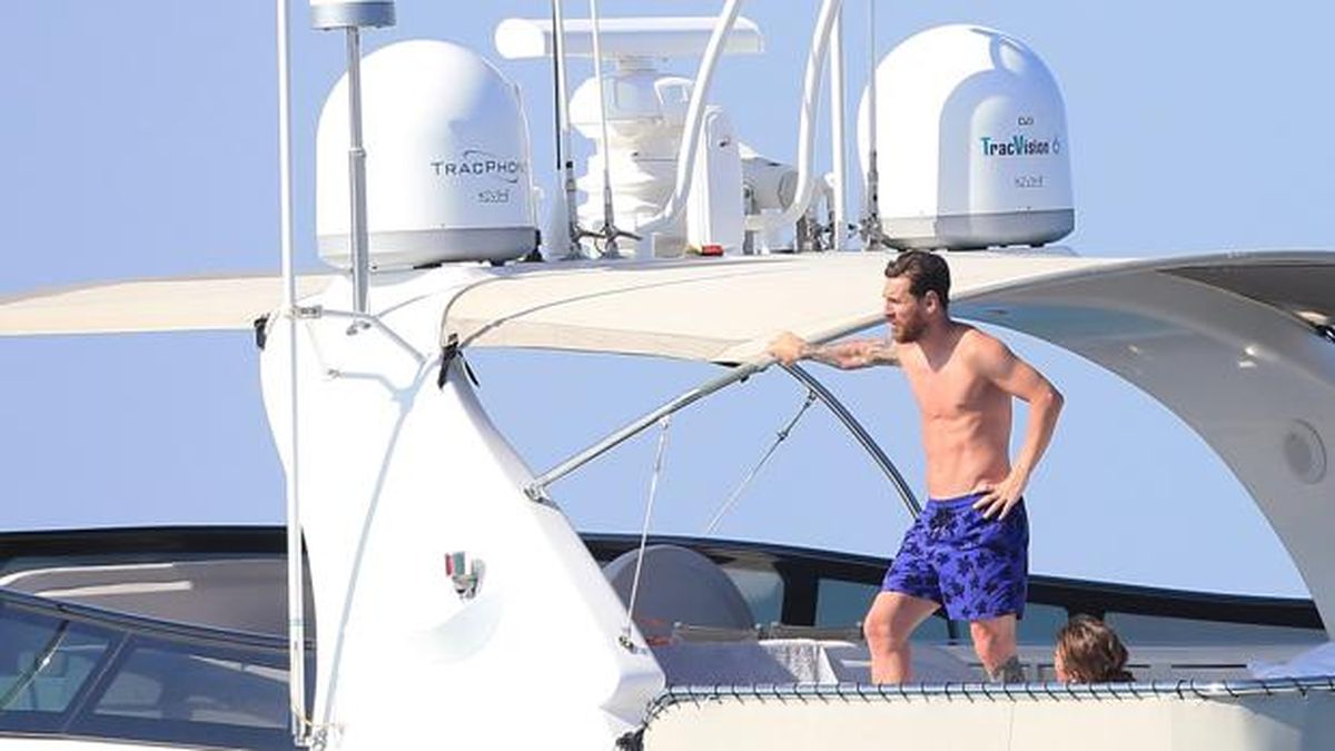 Leo Messi disfruta del verano navegando por Ibiza junto a Antonella y a ...