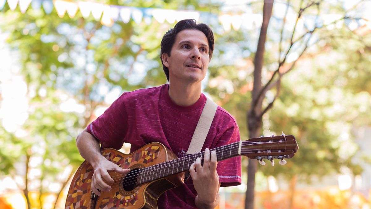 Gerardo Morán canta en un cielo abierto