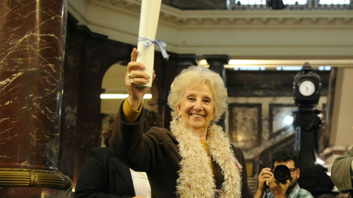 Estela y el bastón de la maestra que se convirtió en doctora de la UNR