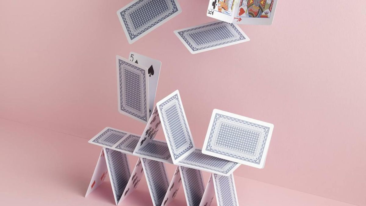 Como castillo de naipes