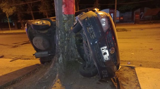 Espectacular choque: perdió el control del auto, impactó contra un ...