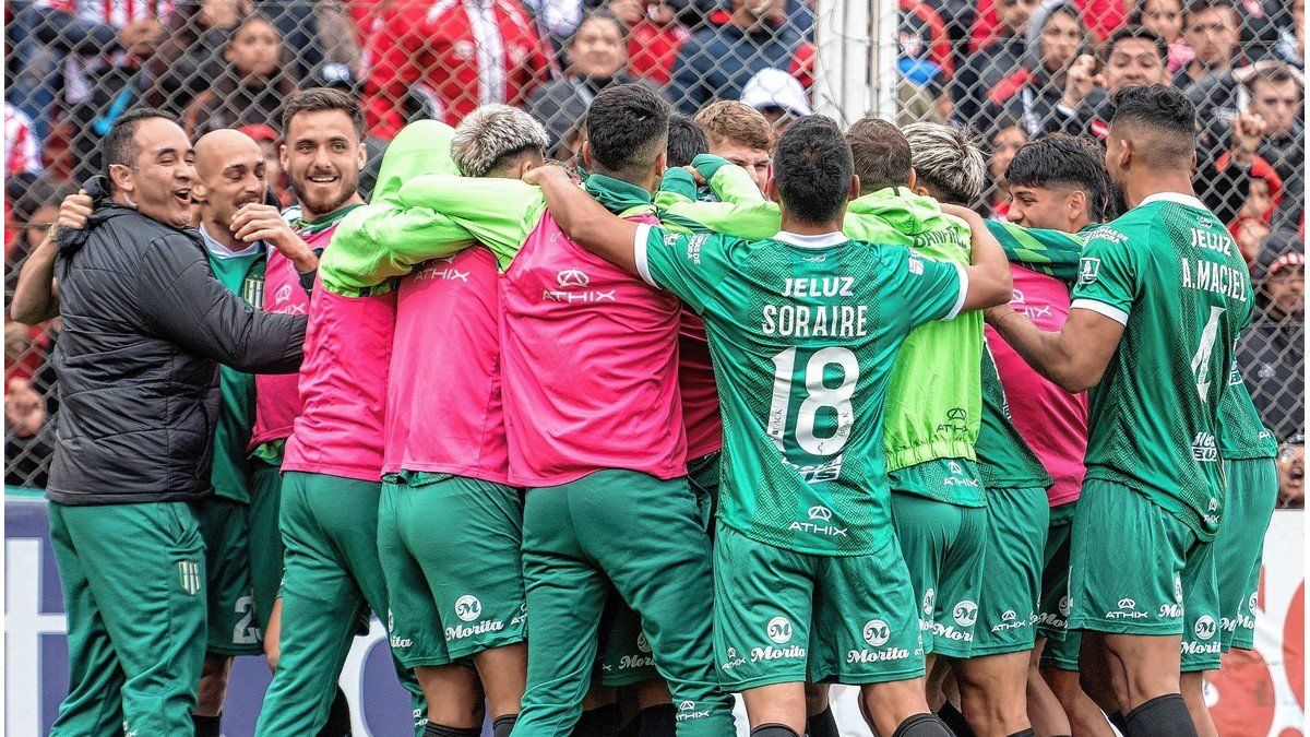 Banfield le ganó sobre el final a Instituto y toma aire
