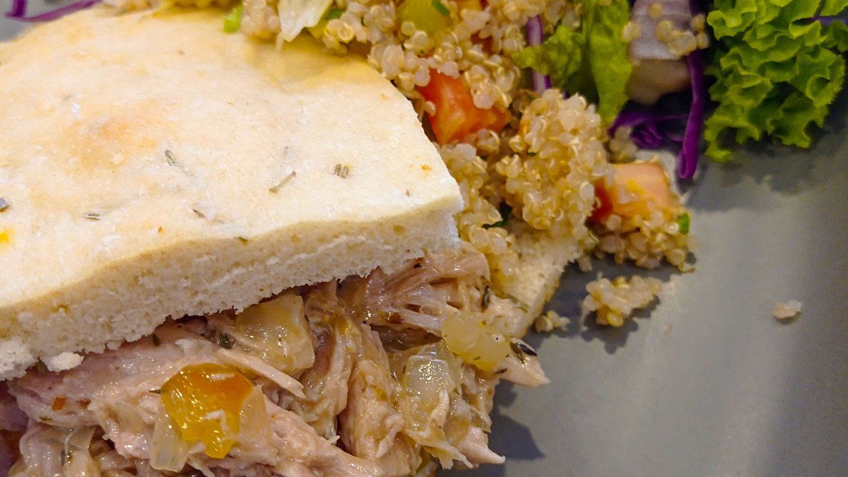 Focaccia rellena de cerdo braseado y ensalada de quínoa por Pablo Künzel