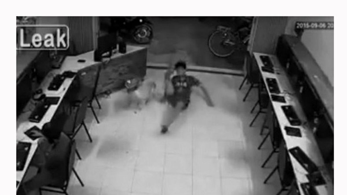 Le quiso dar una patada a un perro pero le fue mal