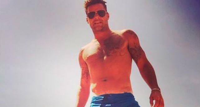 El cuerpo dorado de Ricky Martin despertó fantasías en la playa