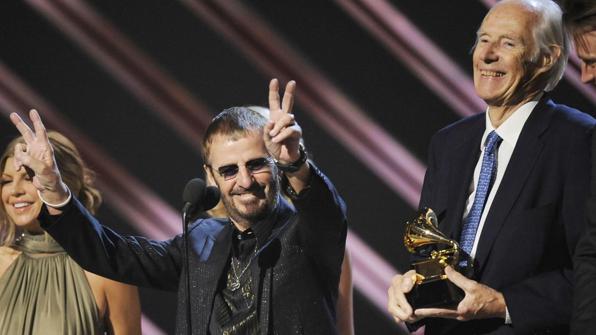 A los 90 años falleció el productor musical George Martin, el quinto Beatle