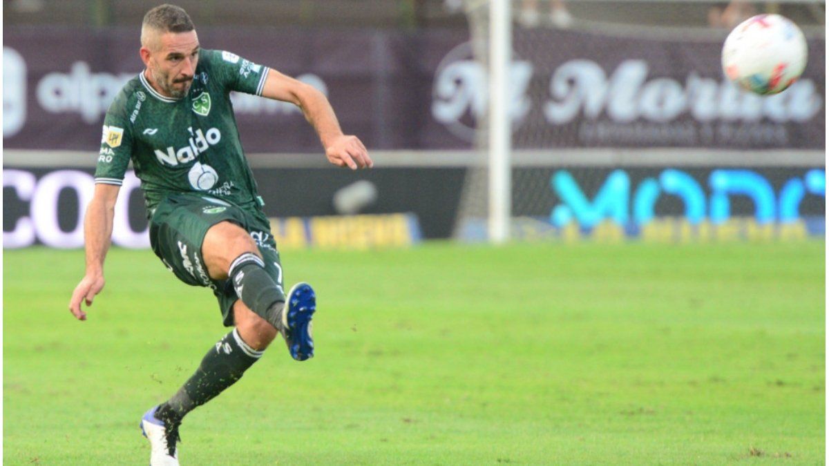Lisandro López renovó su vínculo con Sarmiento de Junín