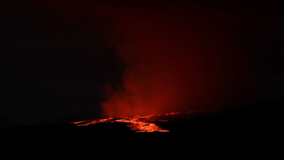 Alerta en Hawai: el volcán más grande del mundo entró en erupción