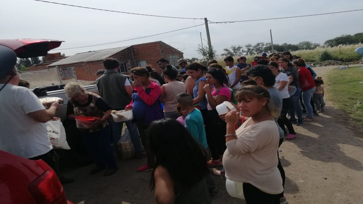 Un grupo de amigos reparte 150 viandas en un barrio humilde