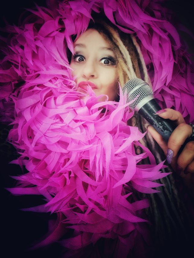 Paula Solari hace No tan Solari en Amigos del Arte