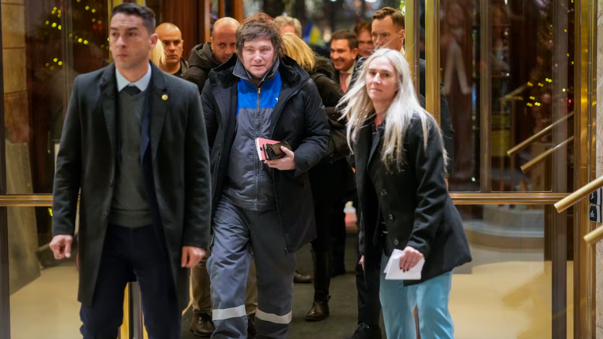 Javier Milei explicó por qué usa mameluco de YPF: cada cuánto se los cambia