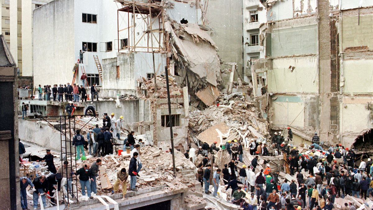 A 28 años del atentado terrorista, el acto frente a la Amia vuelve a la ...