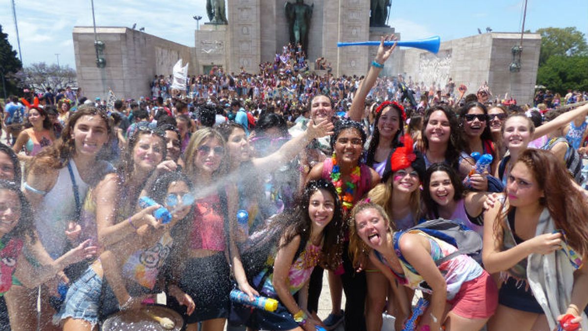 Estudiantes de cuarto año celebraron en el Monumento el final del ciclo ...