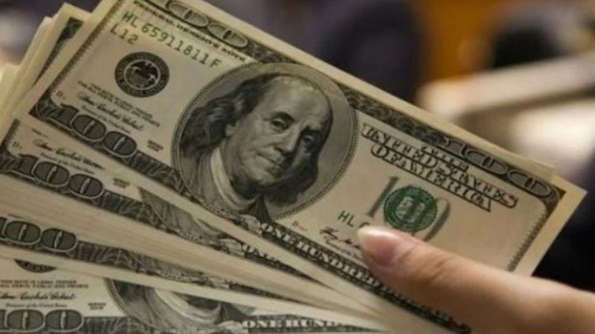 El dólar blue volvió a tomar vuelo y cerró a 525 pesos para la venta