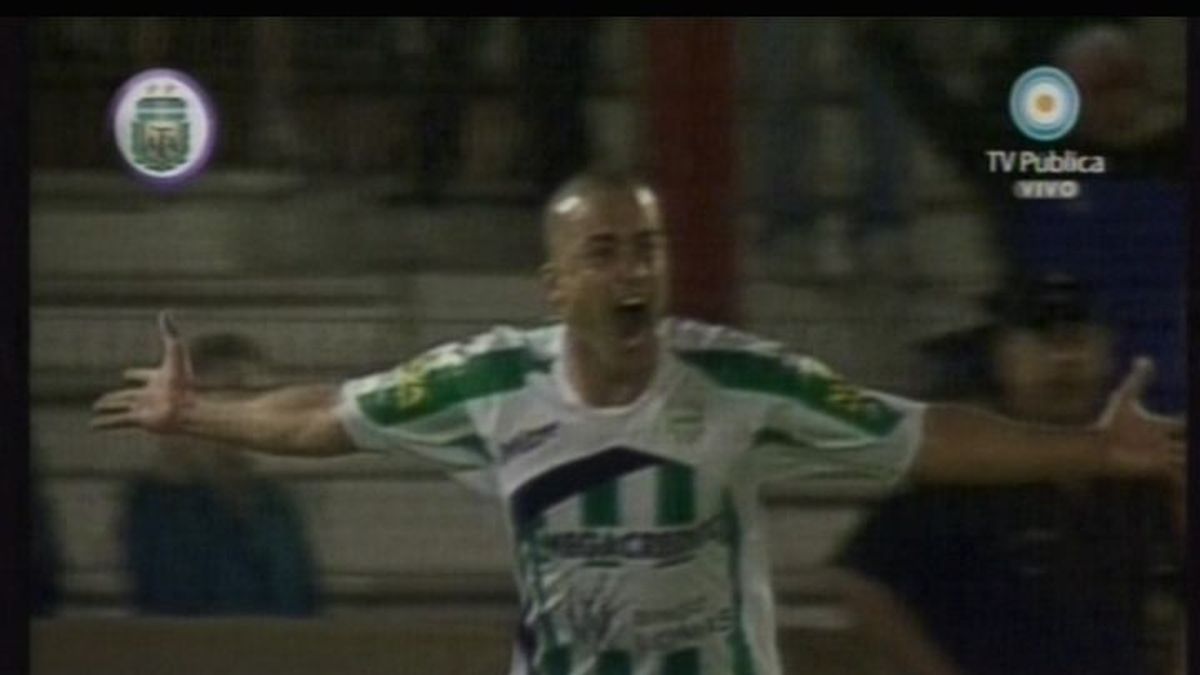 Banfield venció a Huracán con gol salvador del Pelado Silva y recuperó la punta