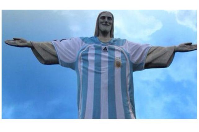 Afiches e ilusión: ya le ponen al Cristo Redentor la 10 de Messi