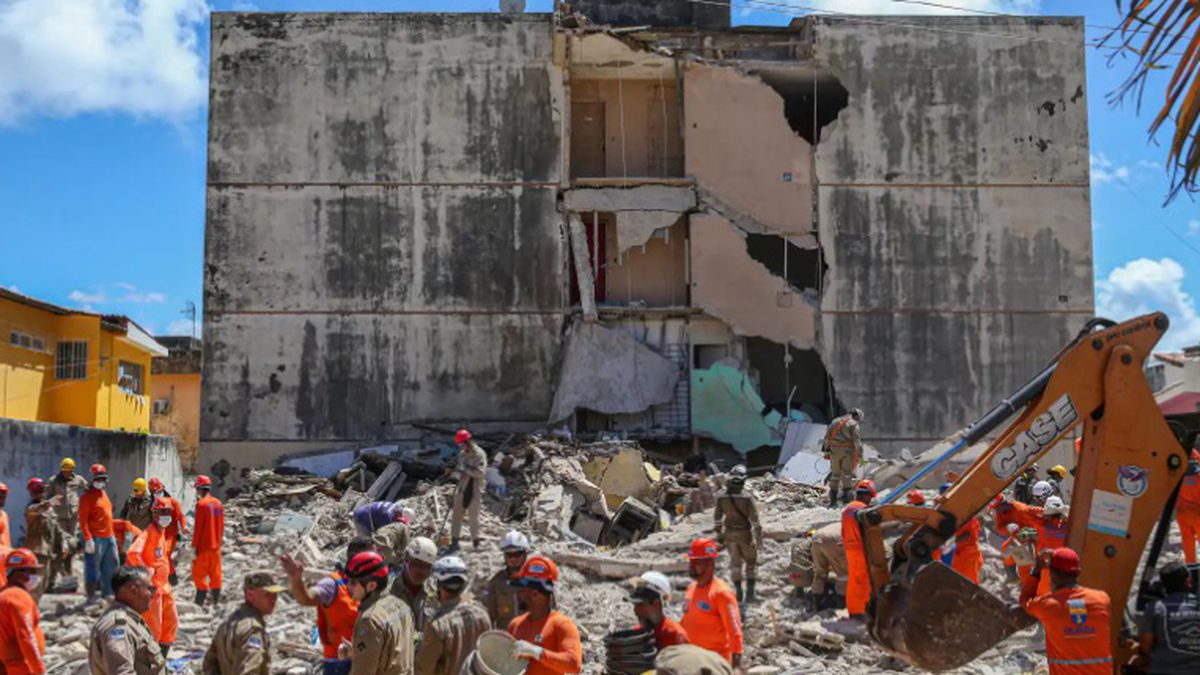 Ya suman 14 los muertos por el derrumbe de un edificio en el noreste de Brasil