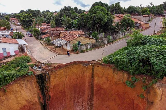 Una ciudad de Brasil está a punto de ser devorada por enormes socavones