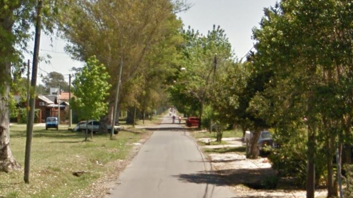 Lo encontraron muerto de una puñalada debajo de la cama de su amigo