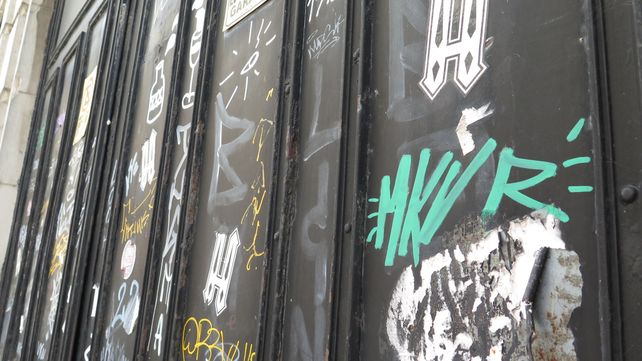 Crews: las sociedades del graffiti que desde el anonimato dejan su ...