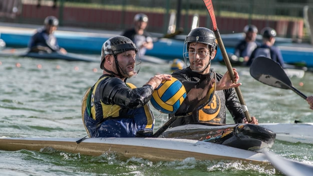 El kayak polo llega a las piletas del Parque Alem: de qué se trata este ...