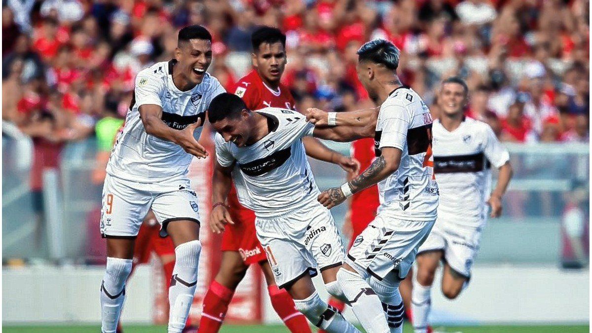 Platense en condición de visitante le ganó a Independiente