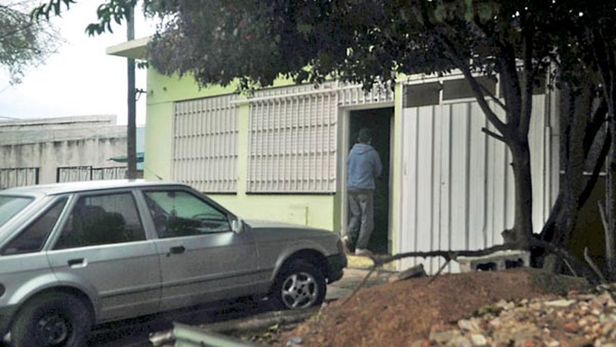 Allanan una casa del Pollo Bassi que tenía treinta balazos en el frente