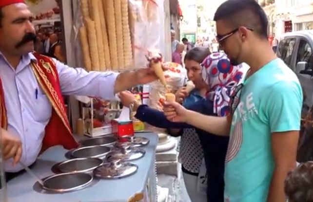 El heladero turco que hace magia con los helados