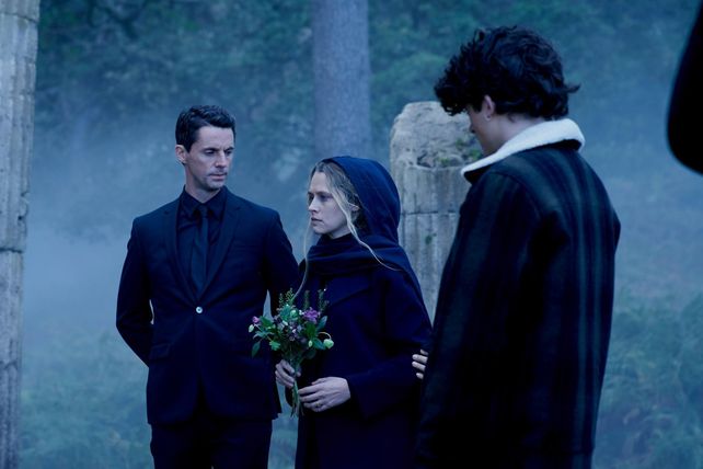 Netflix: una serie británica de romance arrasa con brujas y vampiros