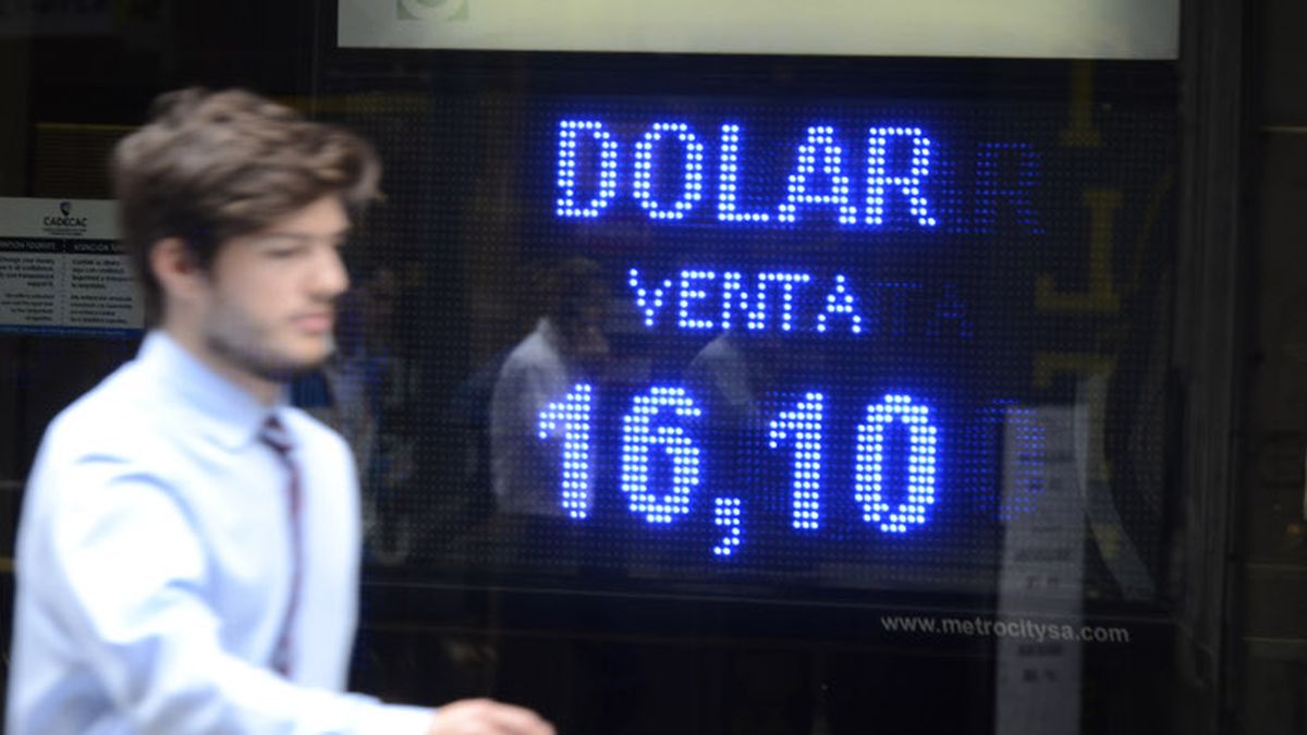 El valor del dólar superó por primera vez los 16 pesos