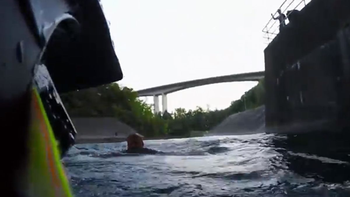 Increíble descenso por la pared de un dique