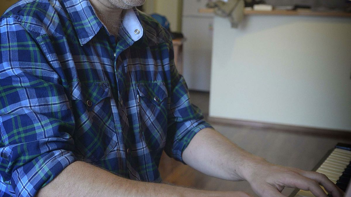 Claudio Cardone toca junto a Lúcuma canciones de Invisible