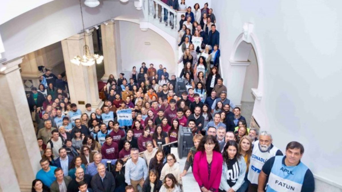 Crisis universitaria: con un abrazo simbólico, la comunidad de la UNL ...