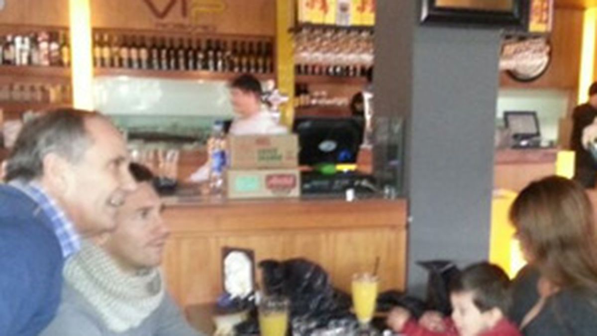Messi Antonella Y Thiago Desayuno Con Promesa En Un Bar Frente Al
